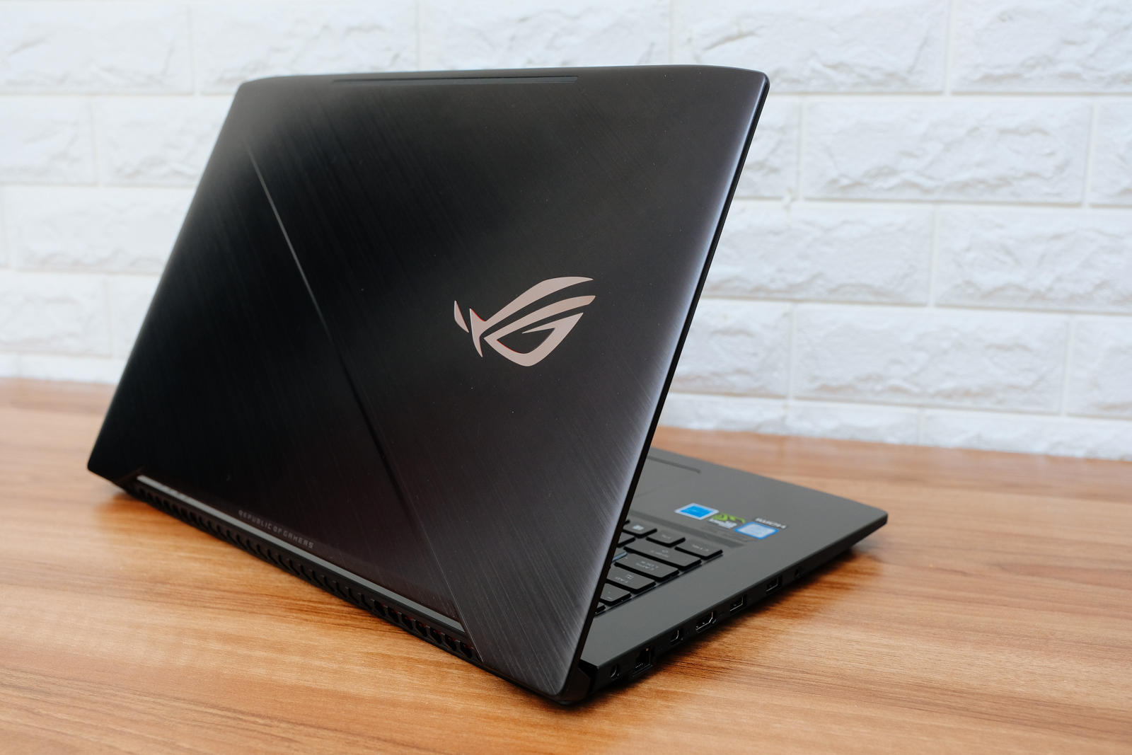 ROG Strix GL703V 電競筆電開箱，輕薄兼具潮流外型與效能 - 就是教不落